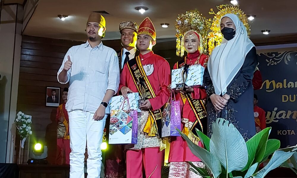 Malam Anugerah Duta Wisata, Aldhi Maldini dan Restuti Yuneka Bujang Gadih Bukittinggi 2022 – kaba12