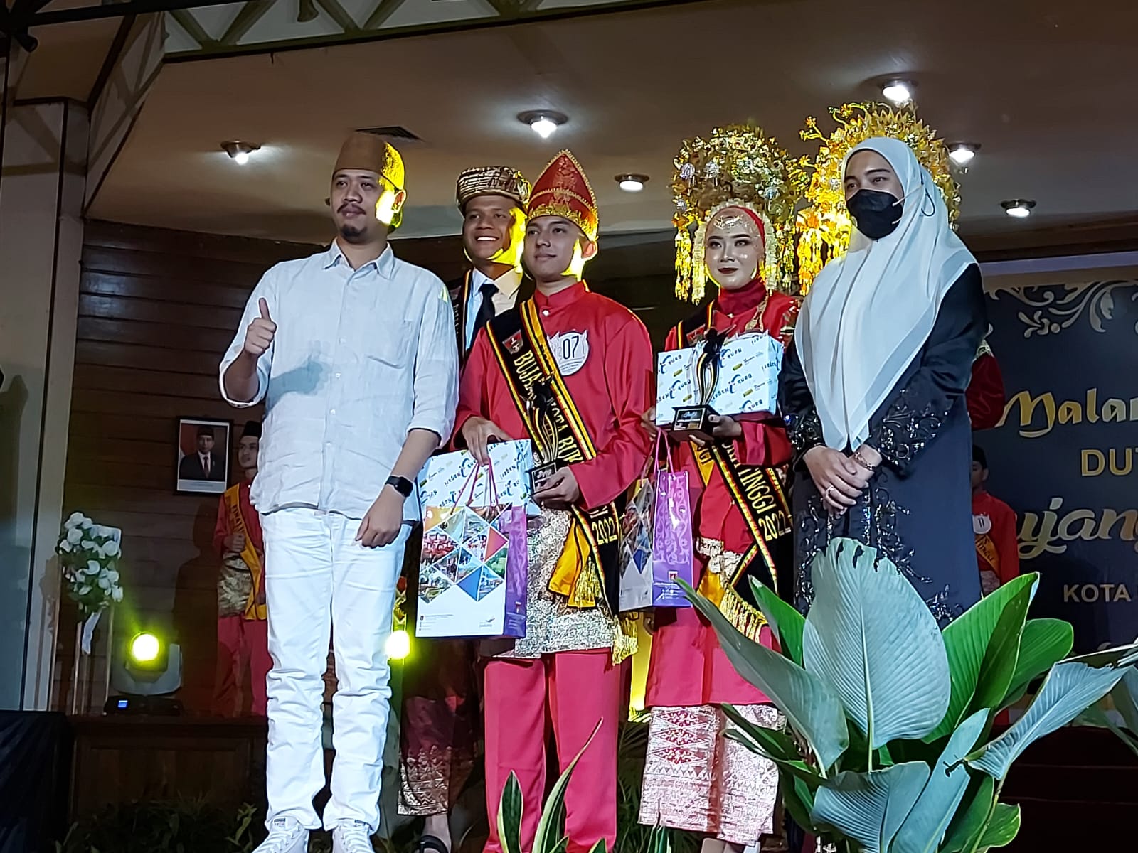 Malam Anugerah Duta Wisata, Aldhi Maldini dan Restuti Yuneka Bujang Gadih Bukittinggi 2022 – kaba12