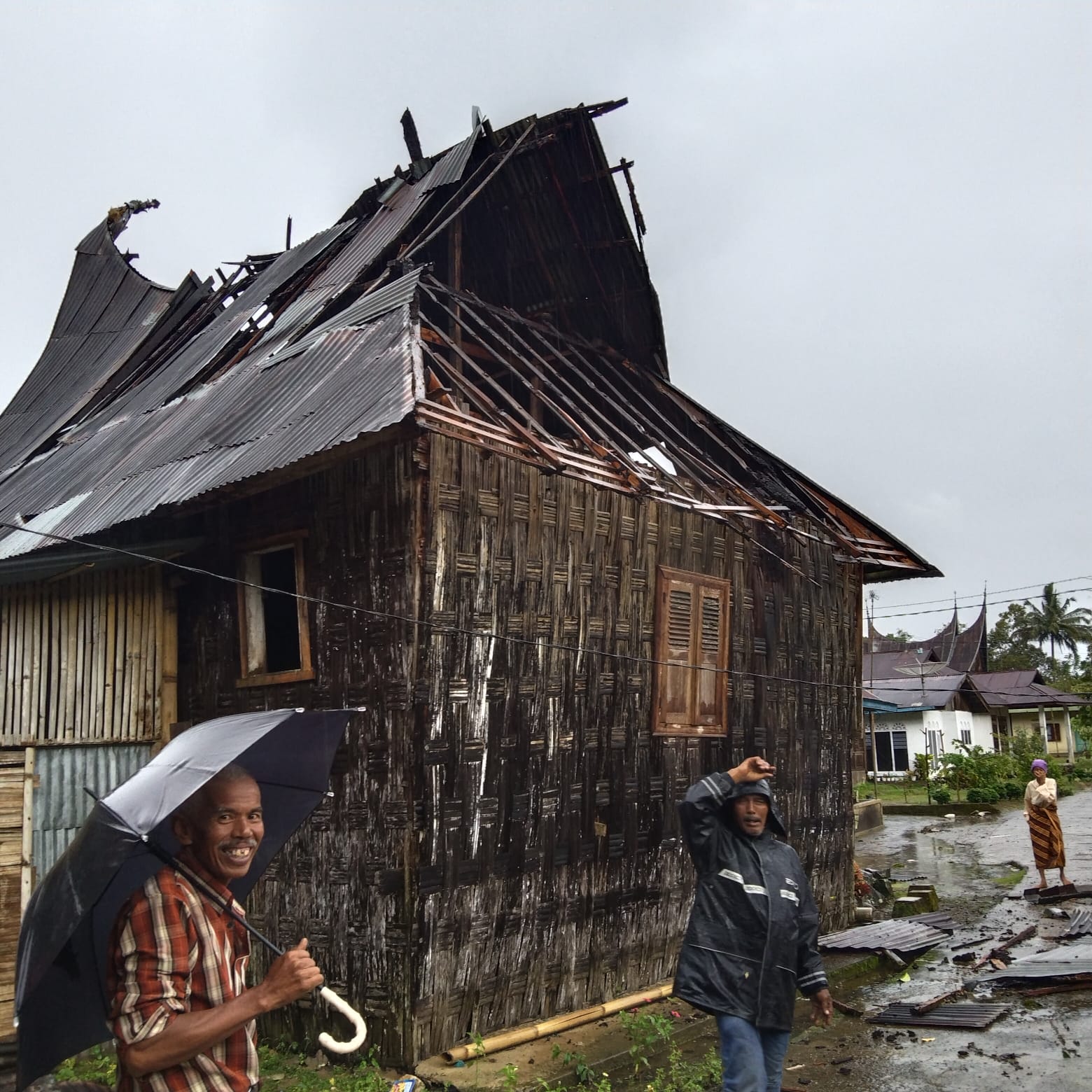 Angin Badai, Atap Rumah Gadang di Jorong Bancah Rusak – kaba12