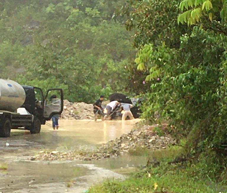 Potensi Longsor Susulan di Malalak Tinggi, Kendaraan Terjebak Lumpur ...