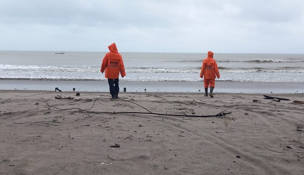 Badai Terjang Laut Tiku, Biduak-Bagan Nelayan Dihanyutkan Ombak Besar ...