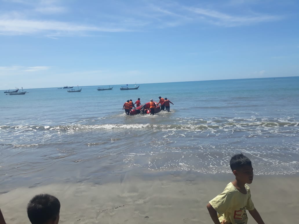 Govinda Diduga Diterjang Ombak Besar, Tim Gabungan Sisir Kawasan Pantai ...
