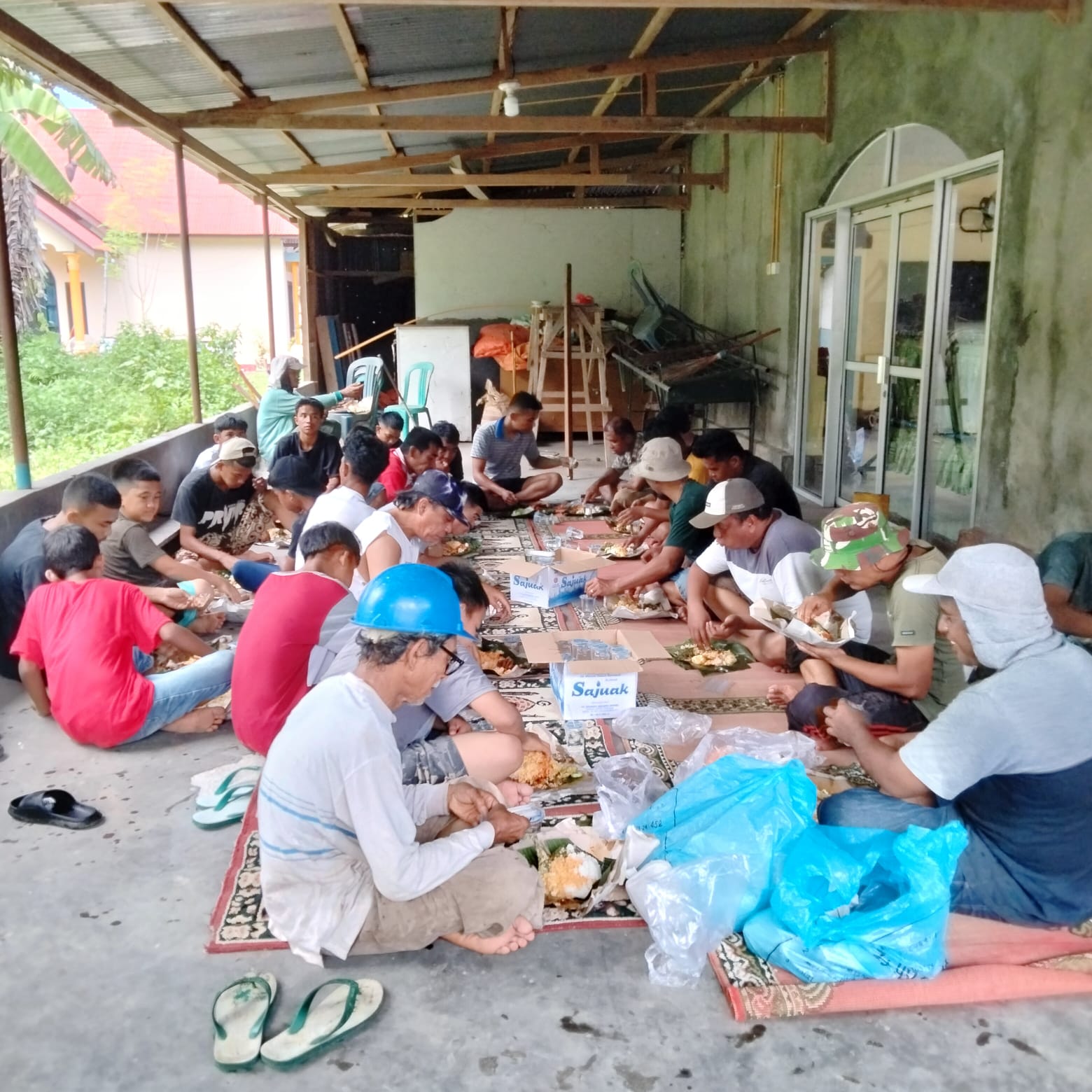Kebersamaan Warga Luar Biasa, Usai Goro Makan Barapak – kaba12