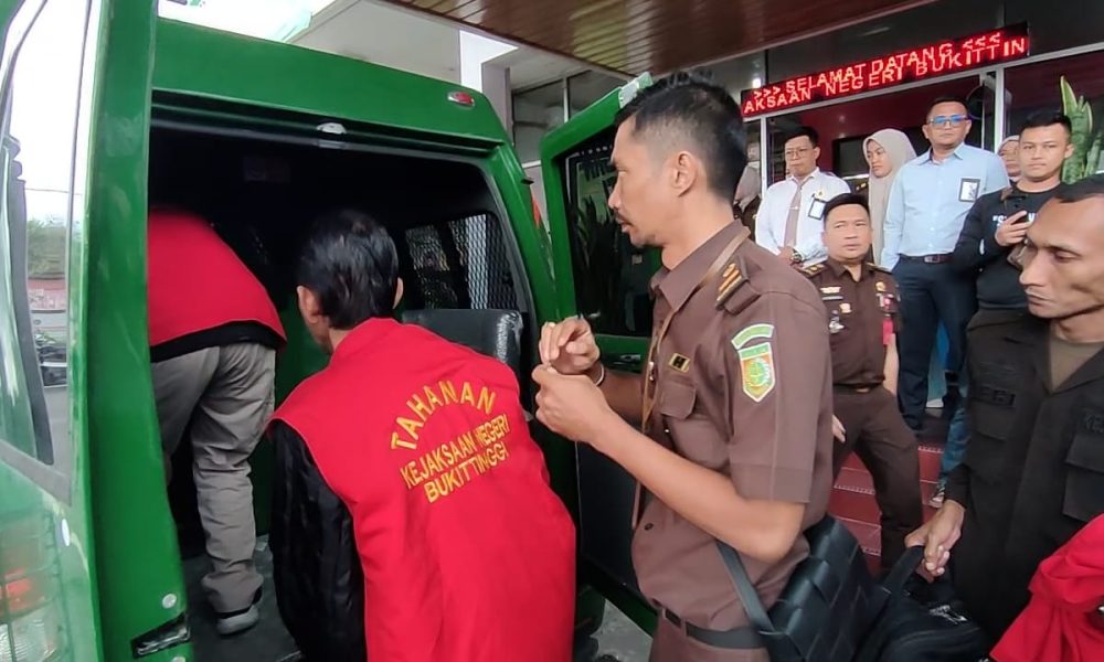 Enam Tersangka Dugaan Korupsi Pasar Atas Ditahan Kejari – kaba12