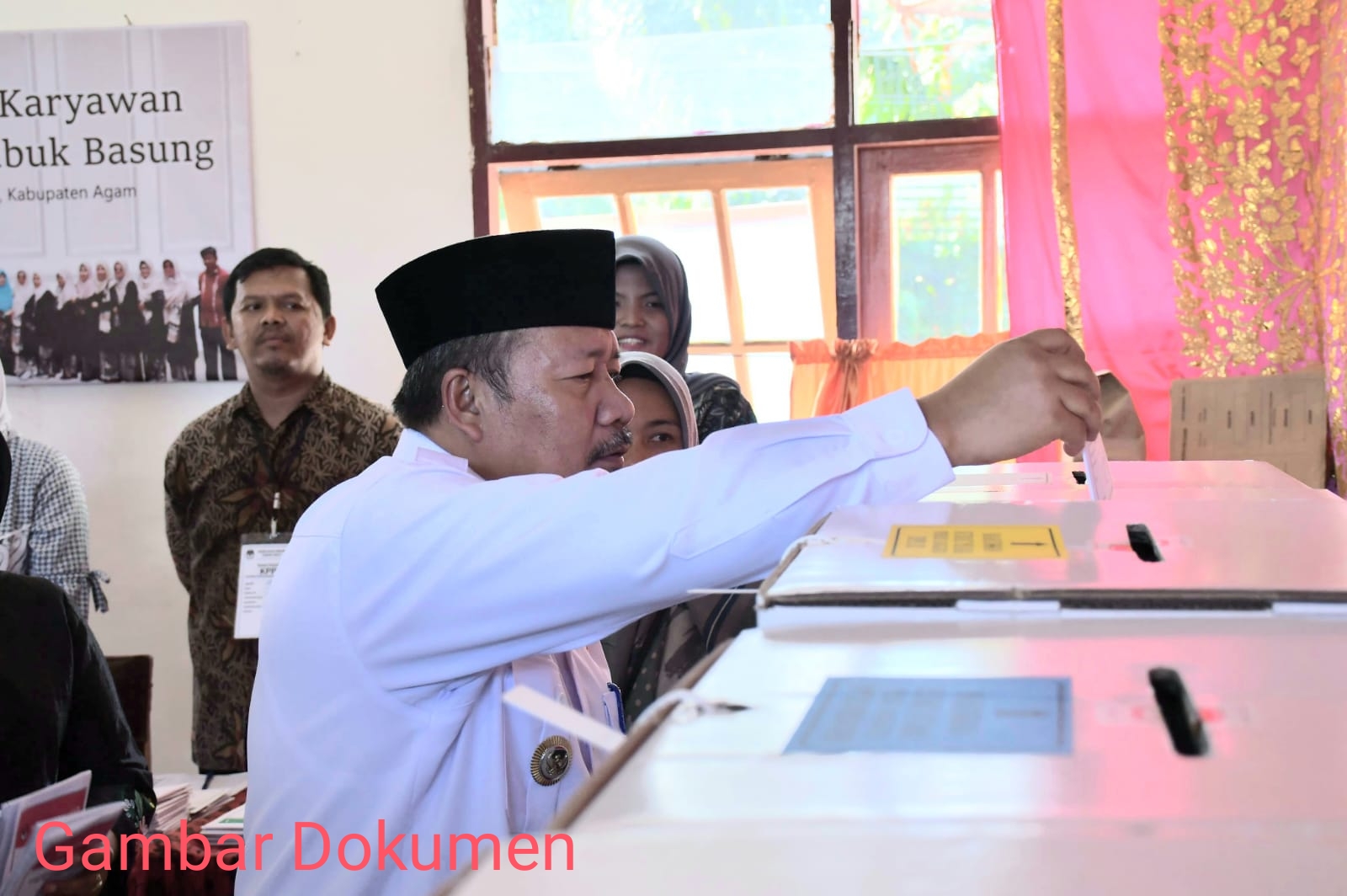 Himbau Warga Agam Gunakan Hak Suara, Bupati Mencoblos PSU DPD Sumbar di ...