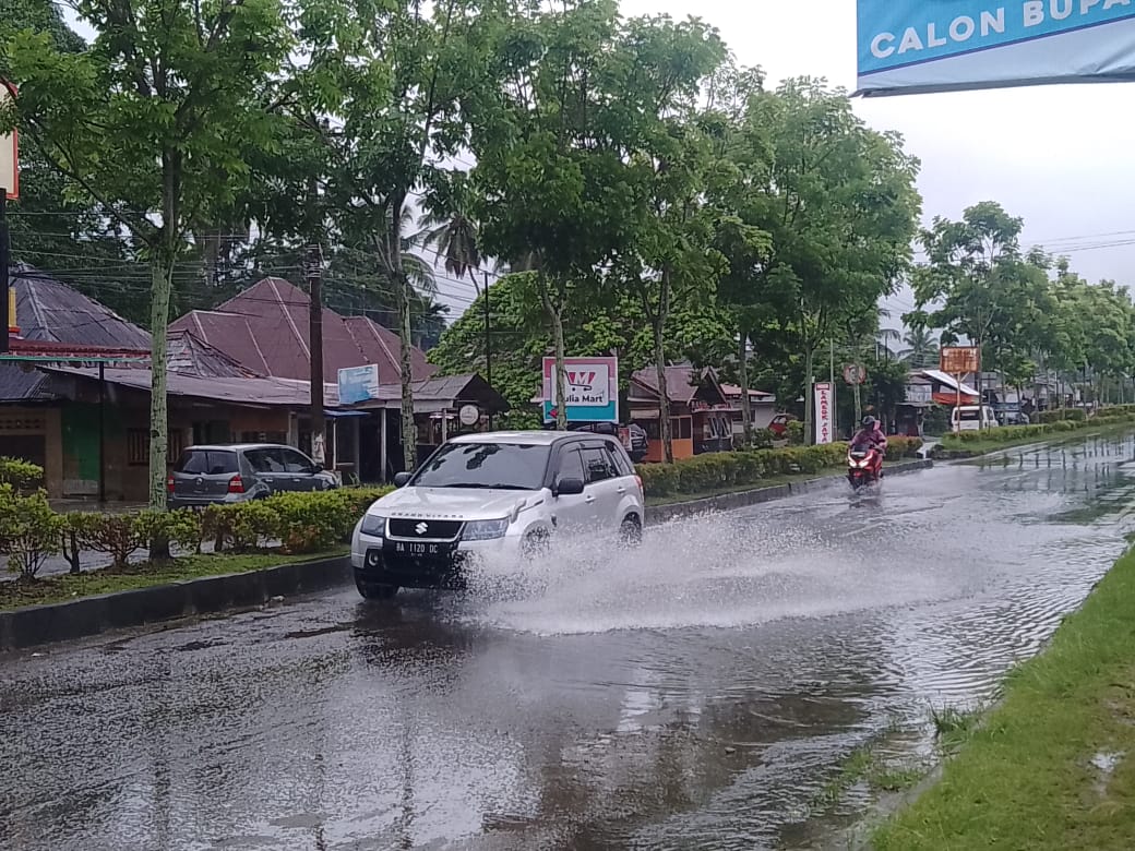 Hujan Lebat Guyur Lubuk Basung, Sejumlah Titik Tergenang Banjir – kaba12