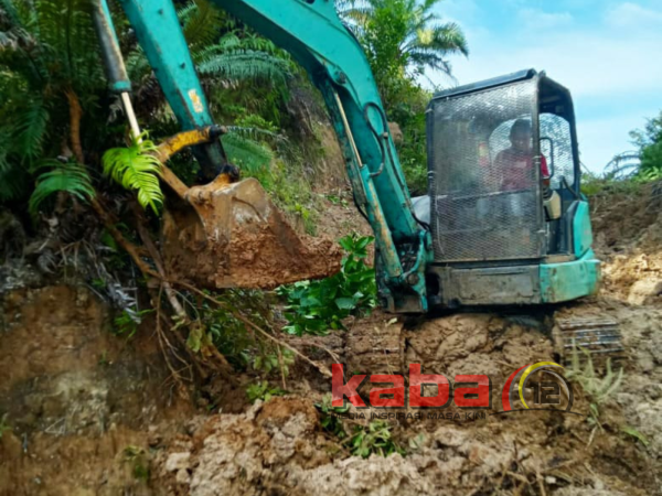 PT.Inang Sari Turunkan Alat Berat, Bersihkan Longsor di Padang Dama ...
